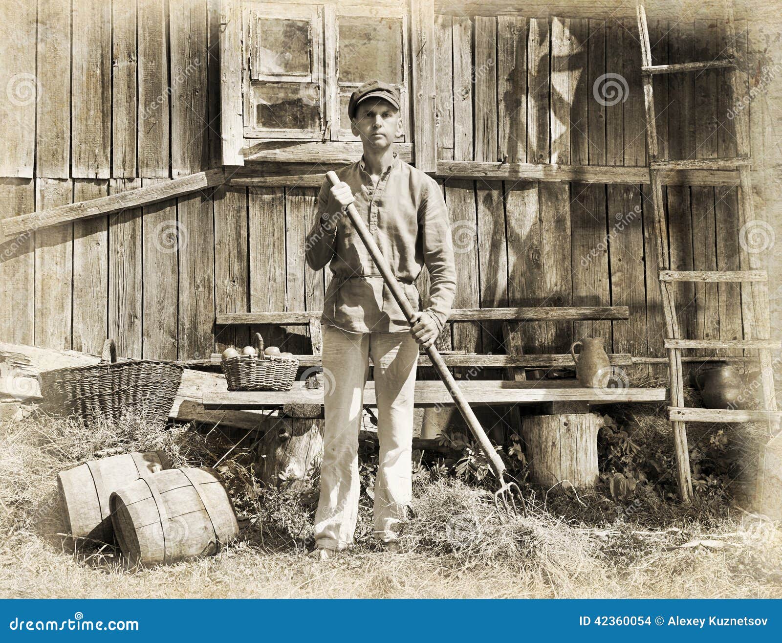 Homme avec une fourche photo stock. Image of vêtement - 42360054