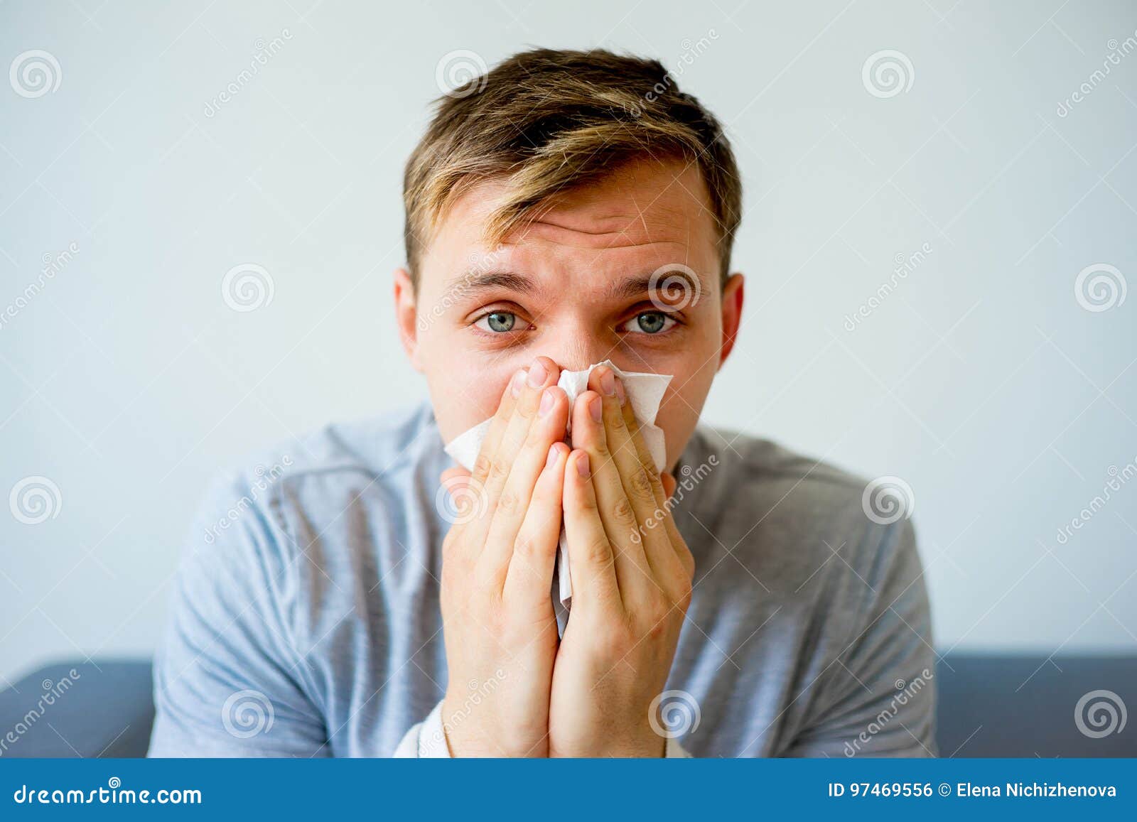 Homme ayant le froid photo stock. Image du éternuement - 97469556