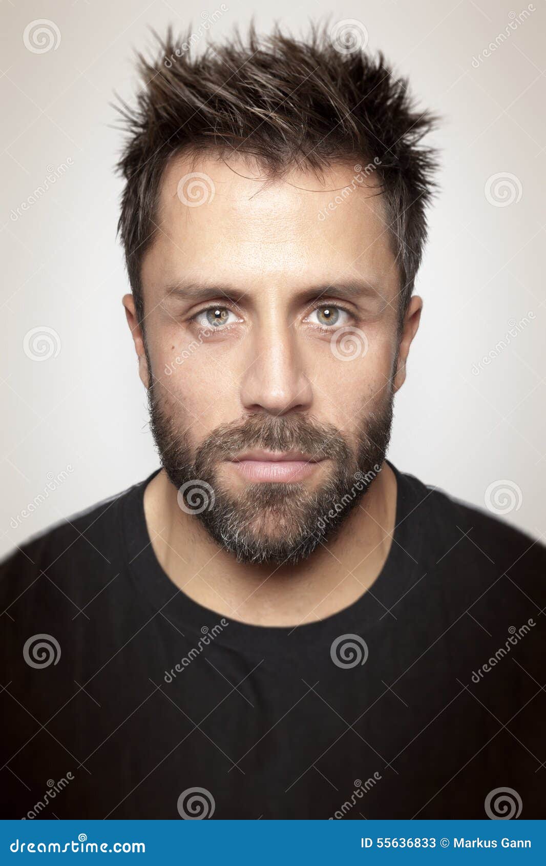 Homme barbu image stock. Image du type, cheveu, sourire - 55636833