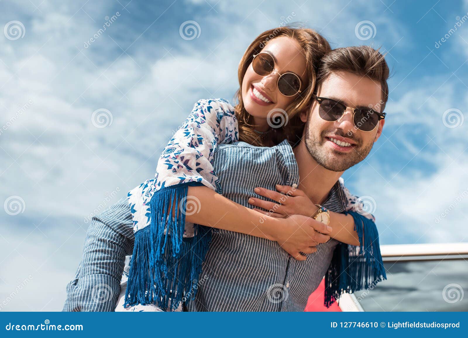 Homme Bel Dans Des Lunettes De Soleil Ferroutant Son Amie De Sourire
