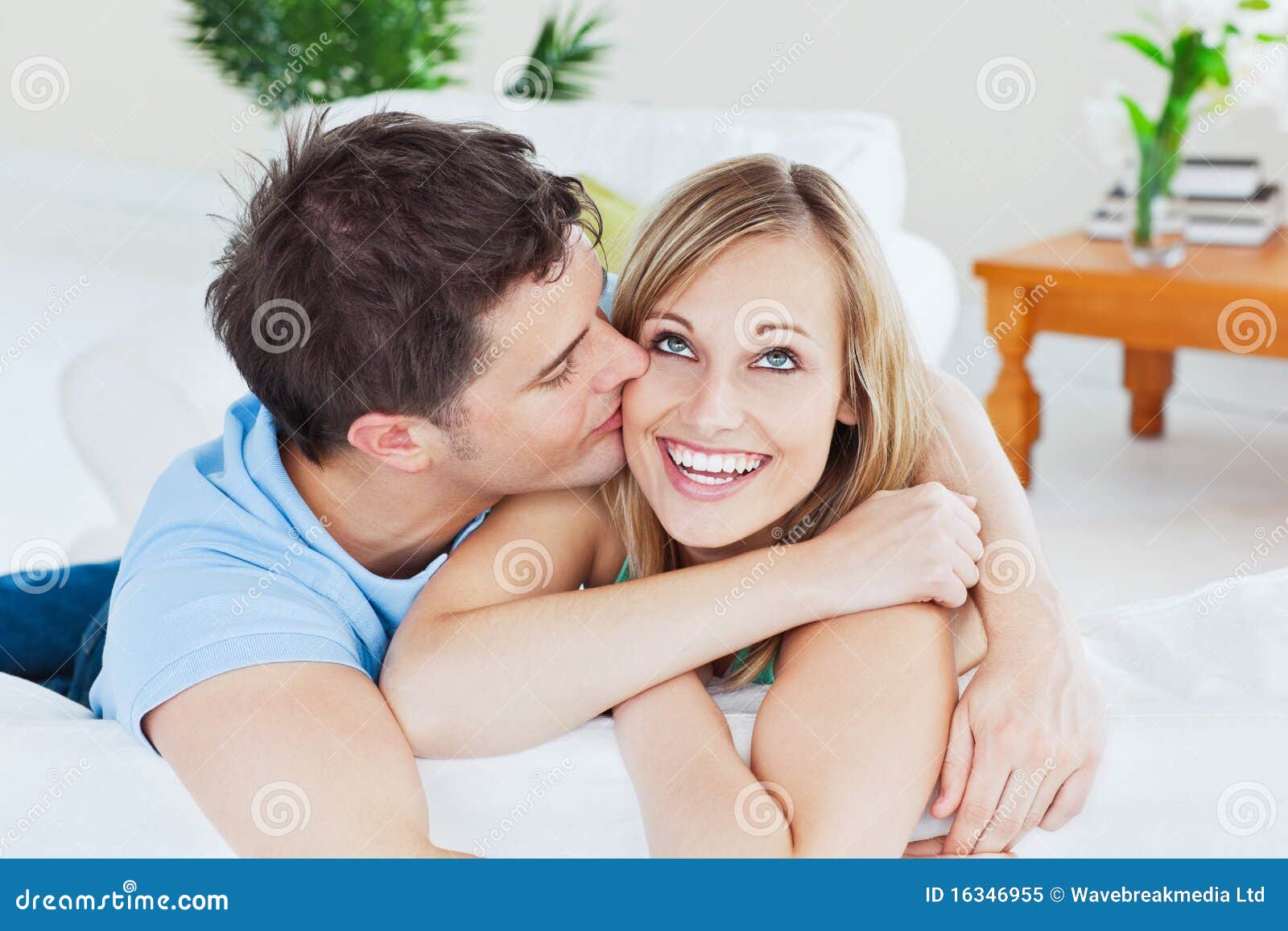 Homme Bel Embrassant Sa Amie Joyeuse Image Stock Image Du Caresse