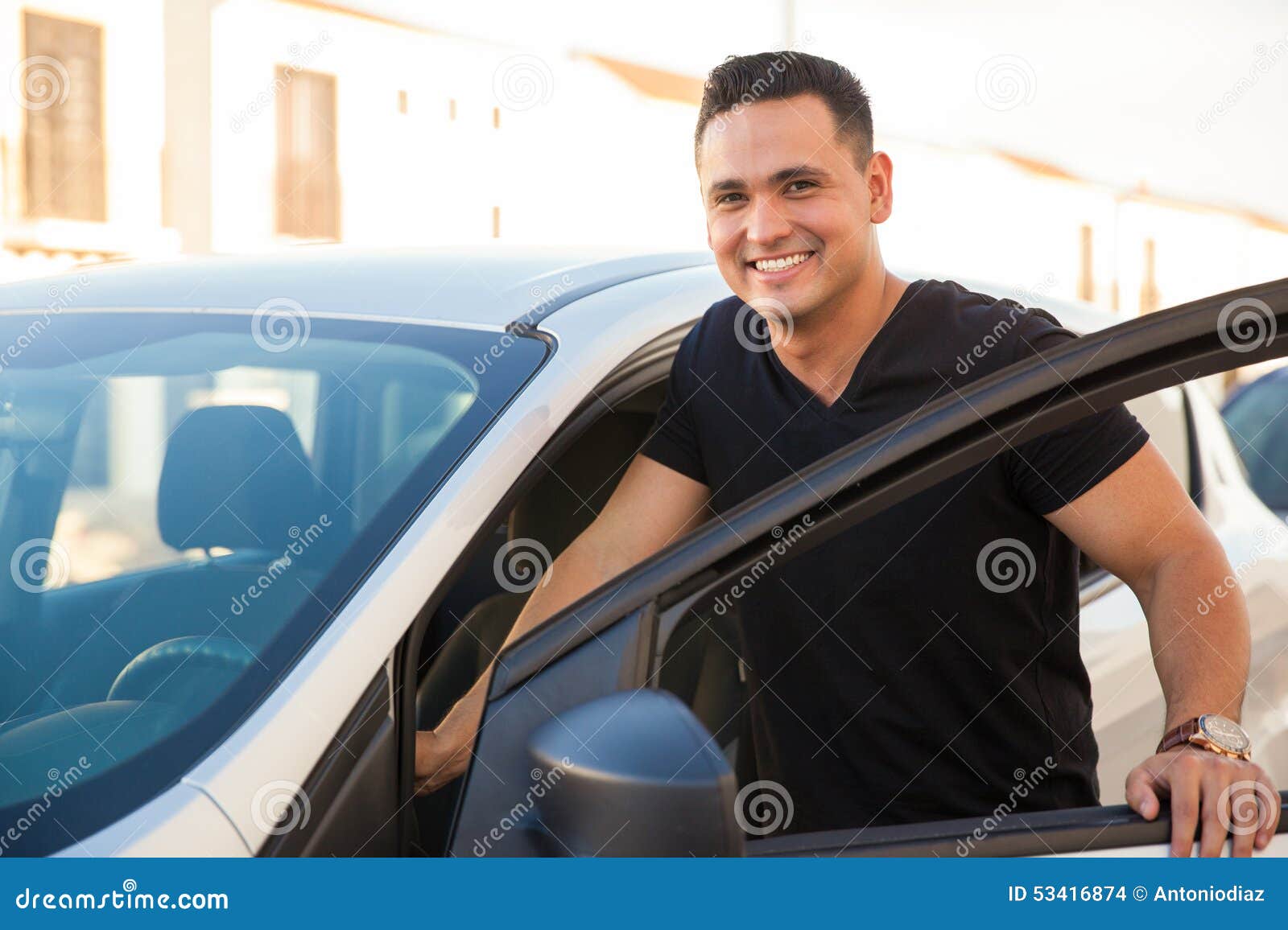 Homme Bel Entrant Dans Sa Voiture Photo stock - Image du extérieur ...