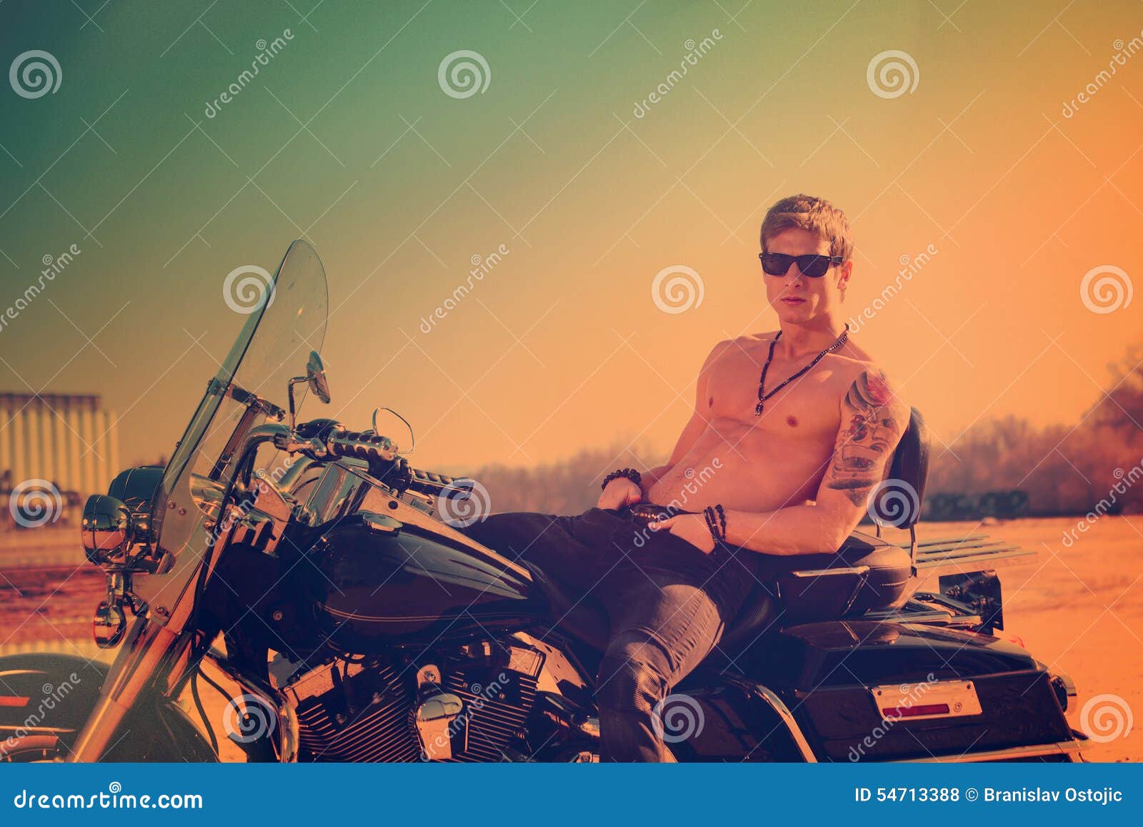 Homme bel sur une moto photo stock. Image du transport - 54713388