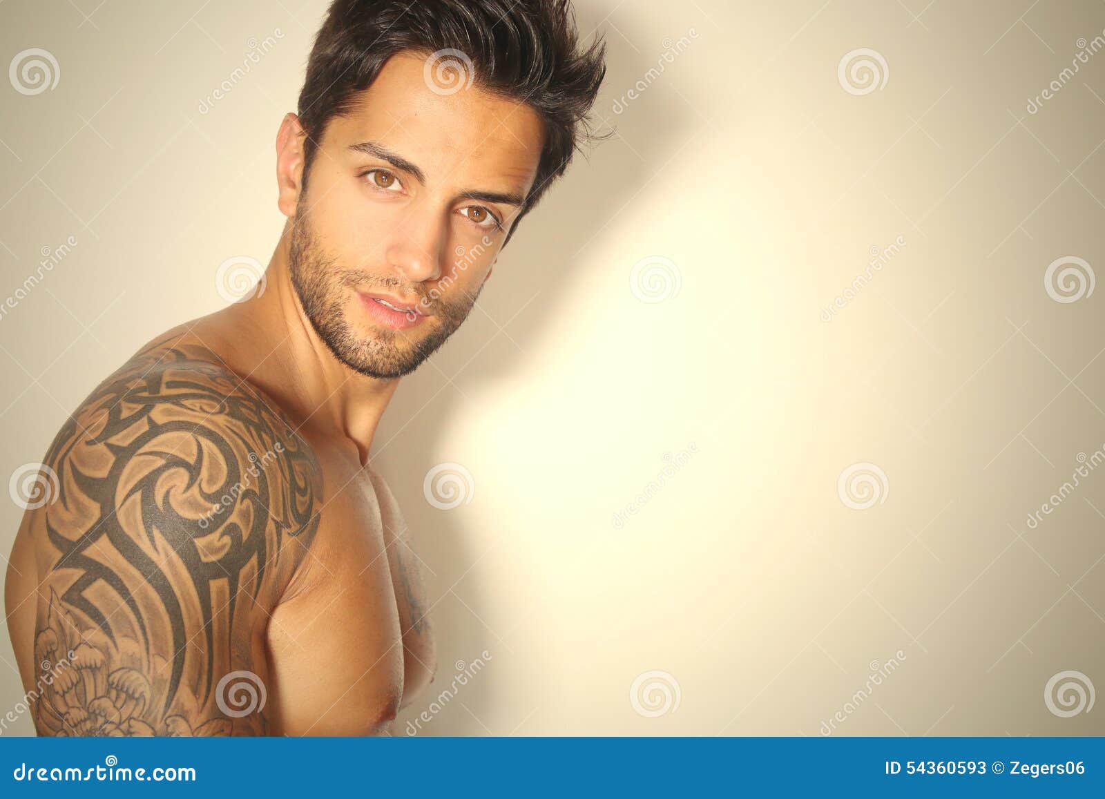 Homme brun bel image stock. Image du brun, ajustement - 54360593