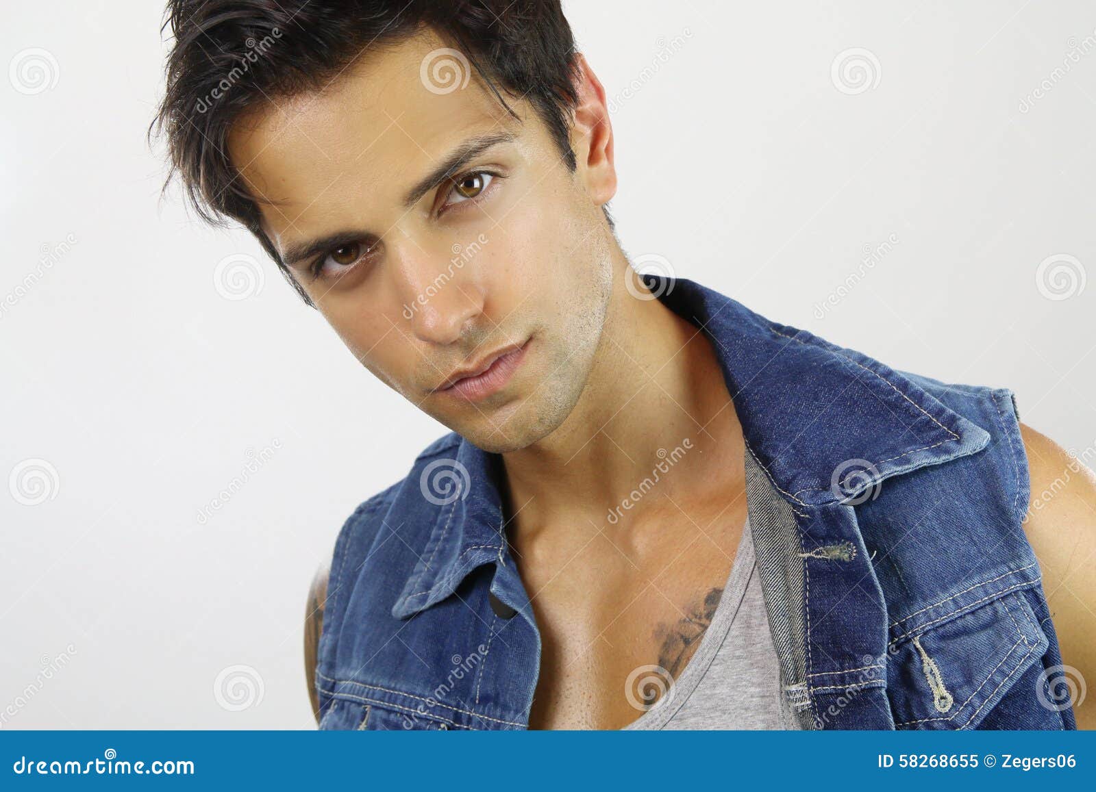 Homme brun bel image stock. Image du bleu, beau, modèle - 58268655