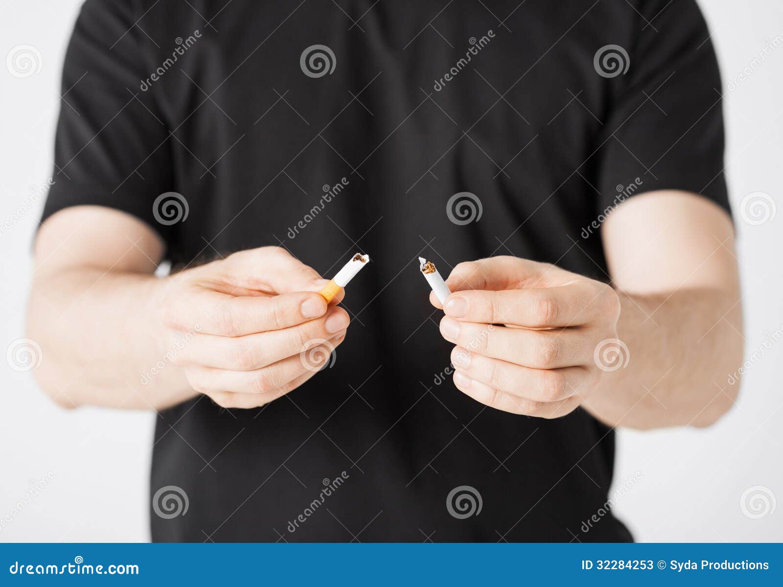 Homme Cassant La Cigarette Avec Des Mains Image stock - Image du rejeté ...
