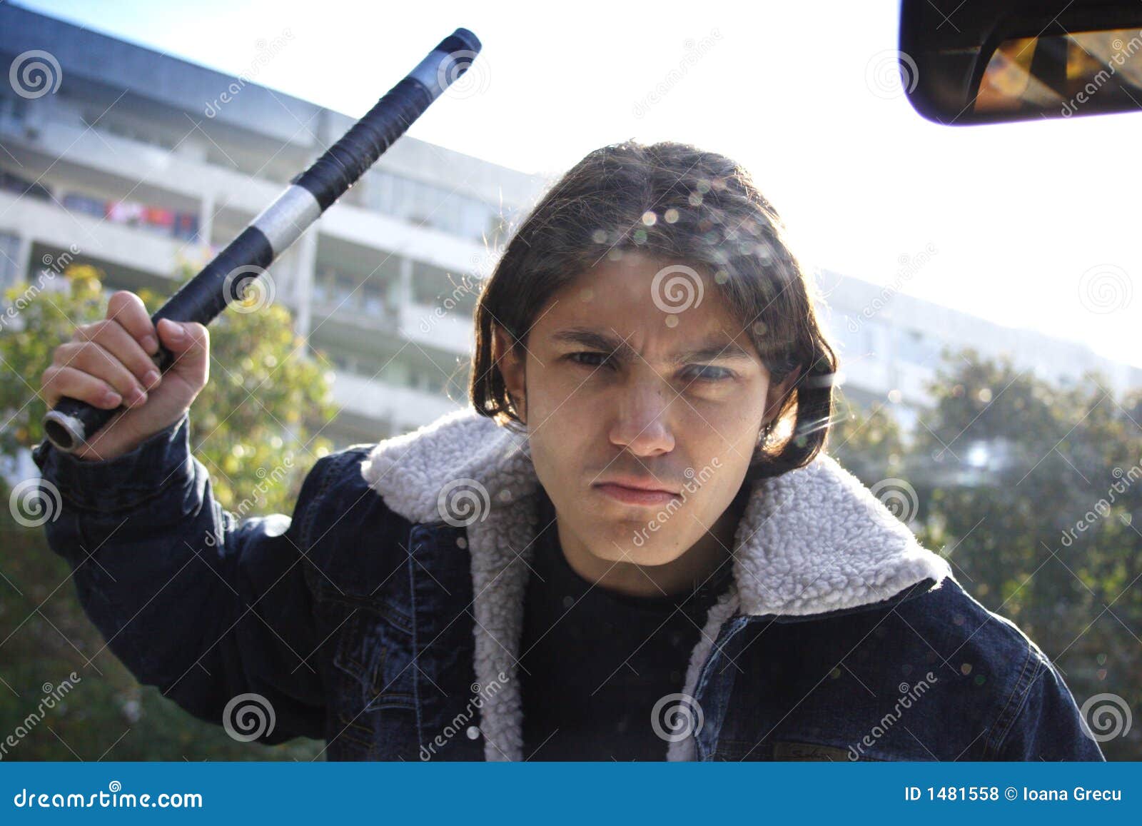 Homme Cassant Le Pare-brise Photo stock - Image du jour, attaque: 1481558