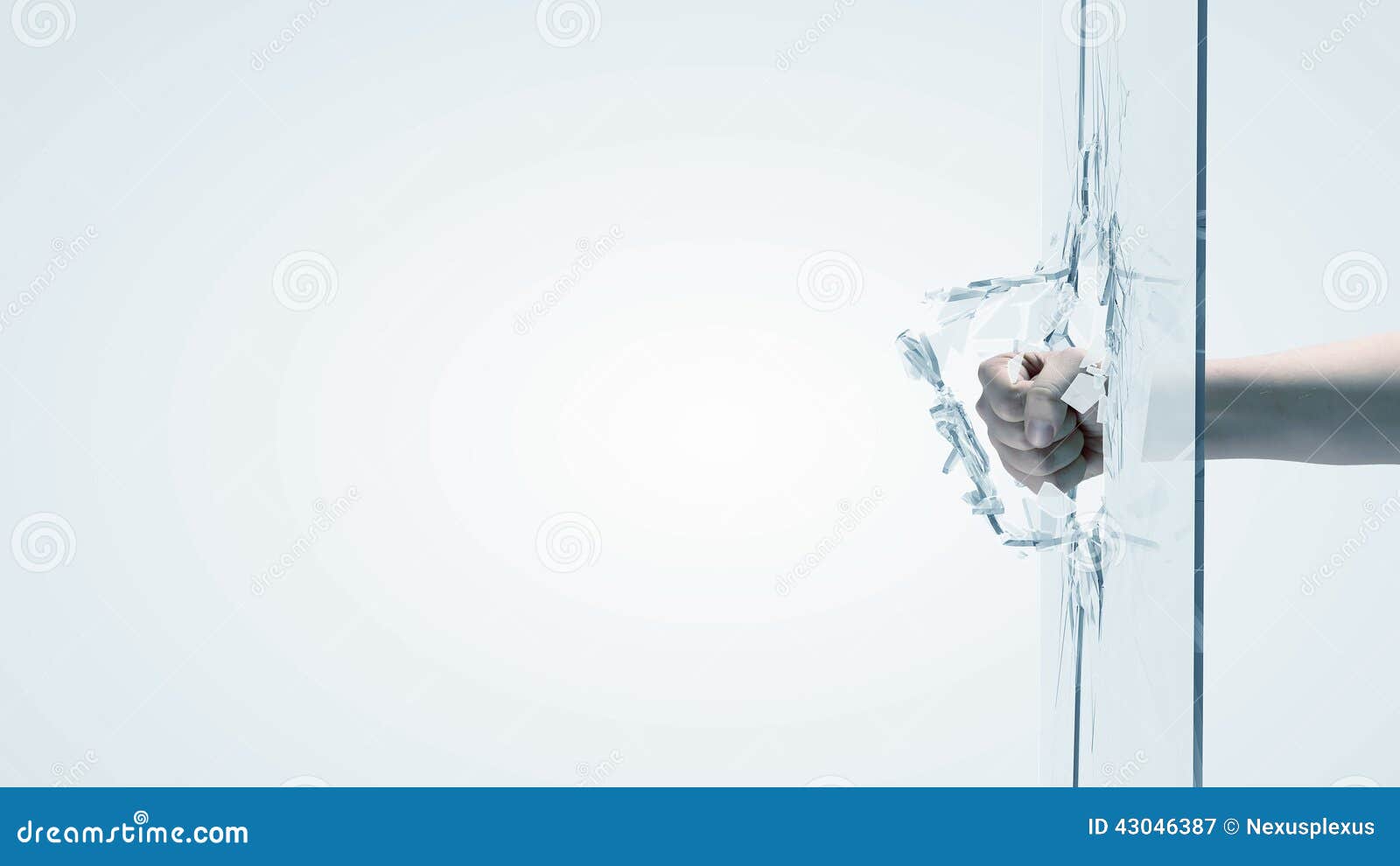 Homme cassant le verre image stock. Image du douleur - 43046387