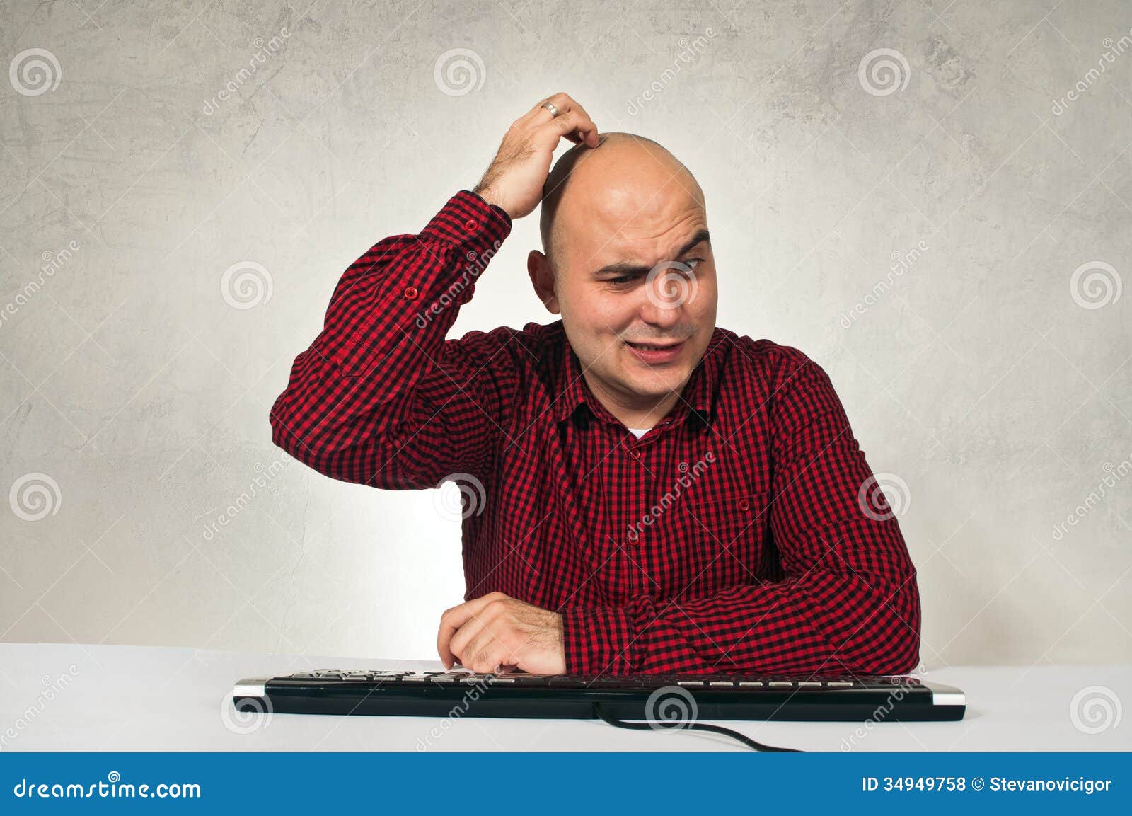 Homme Confus à La Table De Bureau Photo stock - Image du visage, type ...