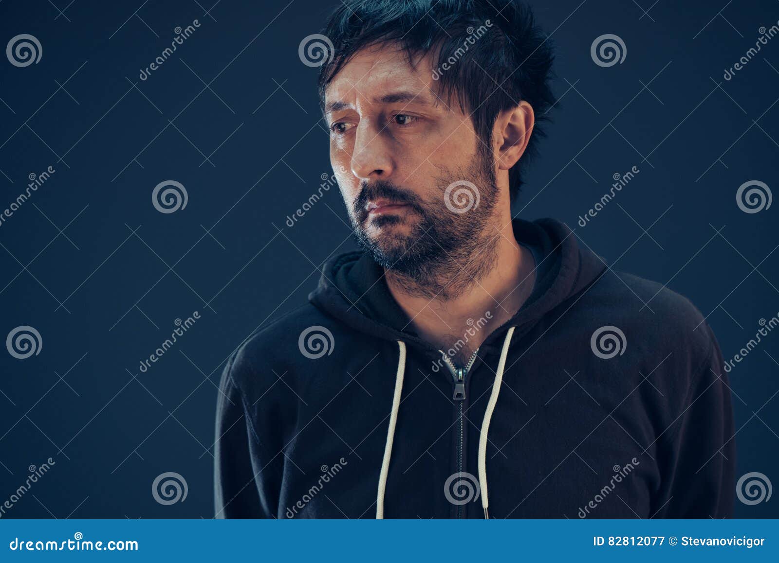 Homme Confus Avec Tant De Questions Image stock - Image du masculin ...