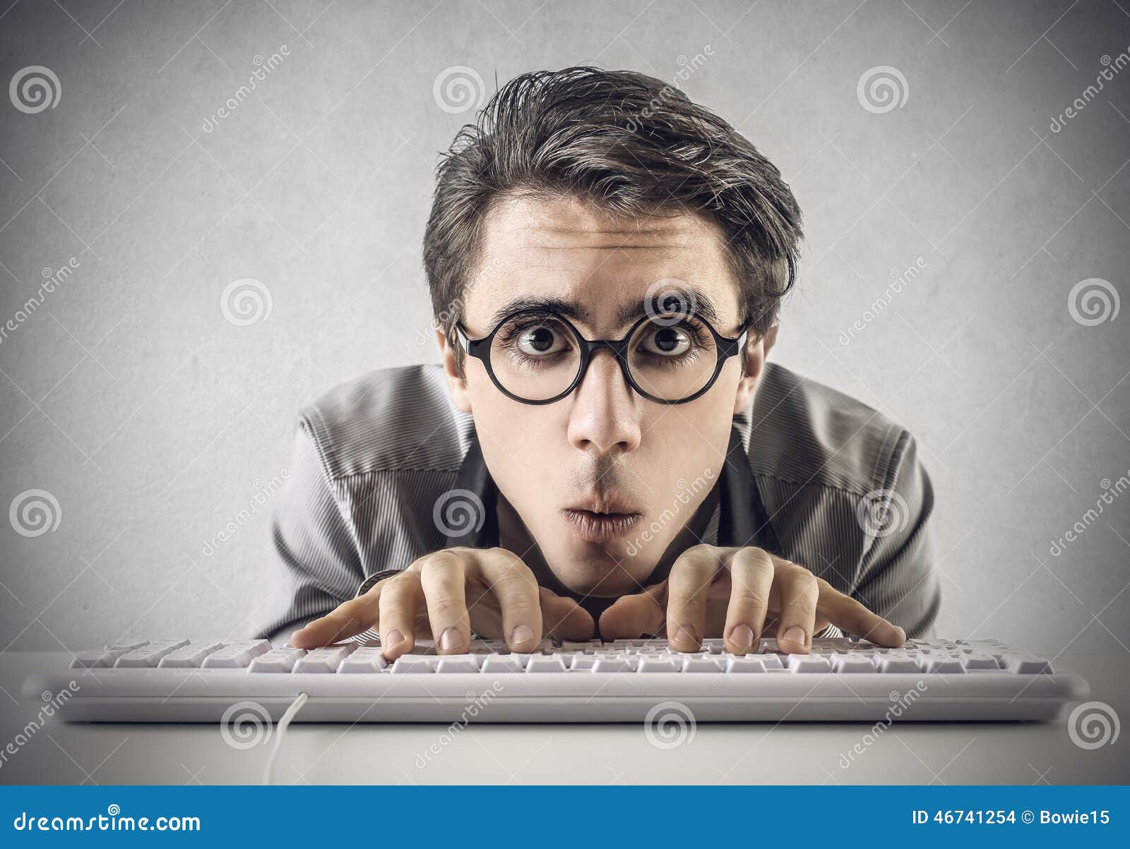 Homme Confus Dactylographiant Sur Le Clavier Photo stock - Image du ...