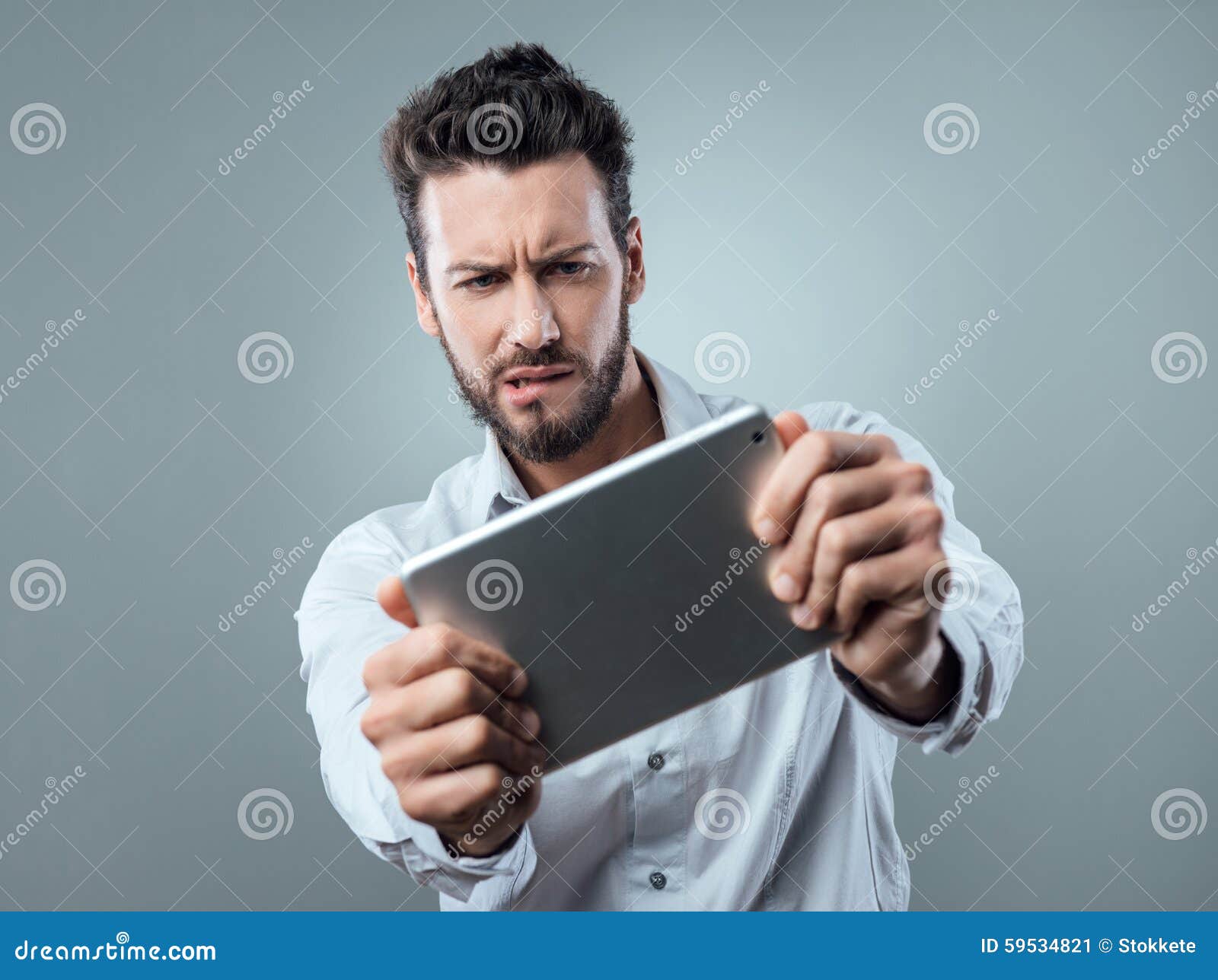 Homme Confus Observant Son Comprimé Image stock - Image du contact ...