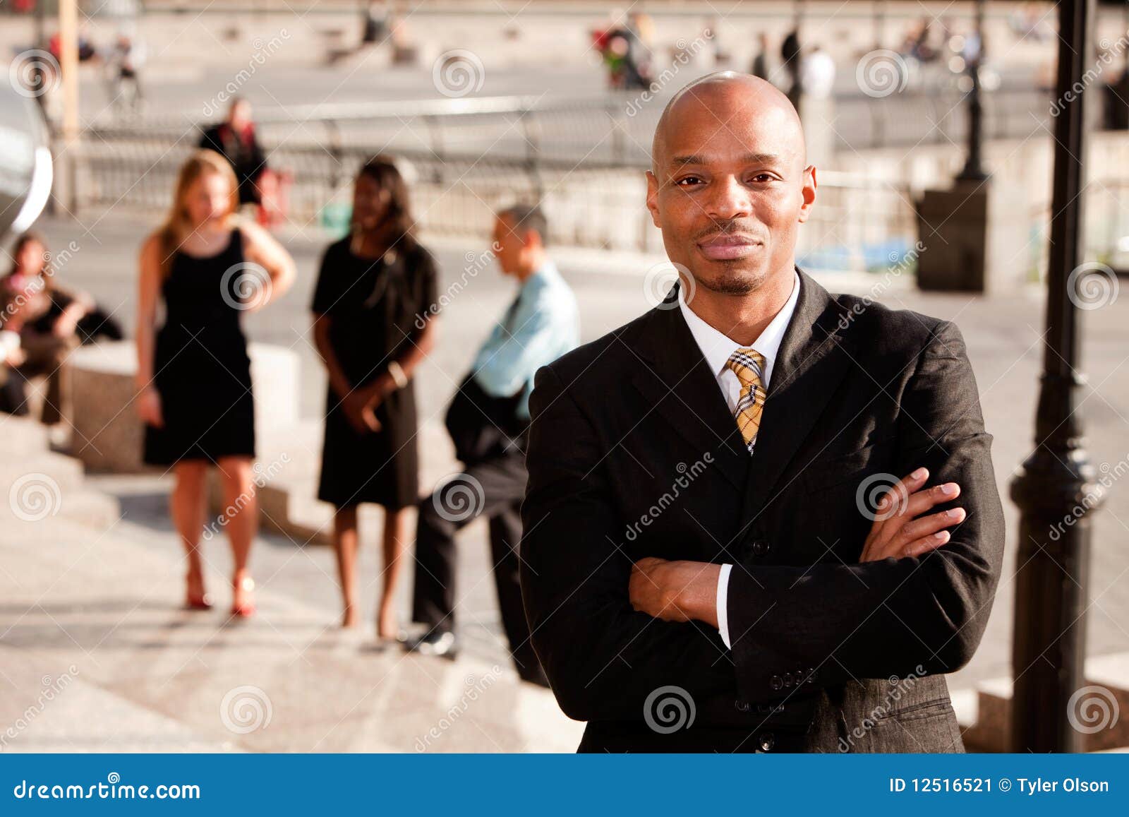 Homme content d'affaires image stock. Image du ethnique - 12516521