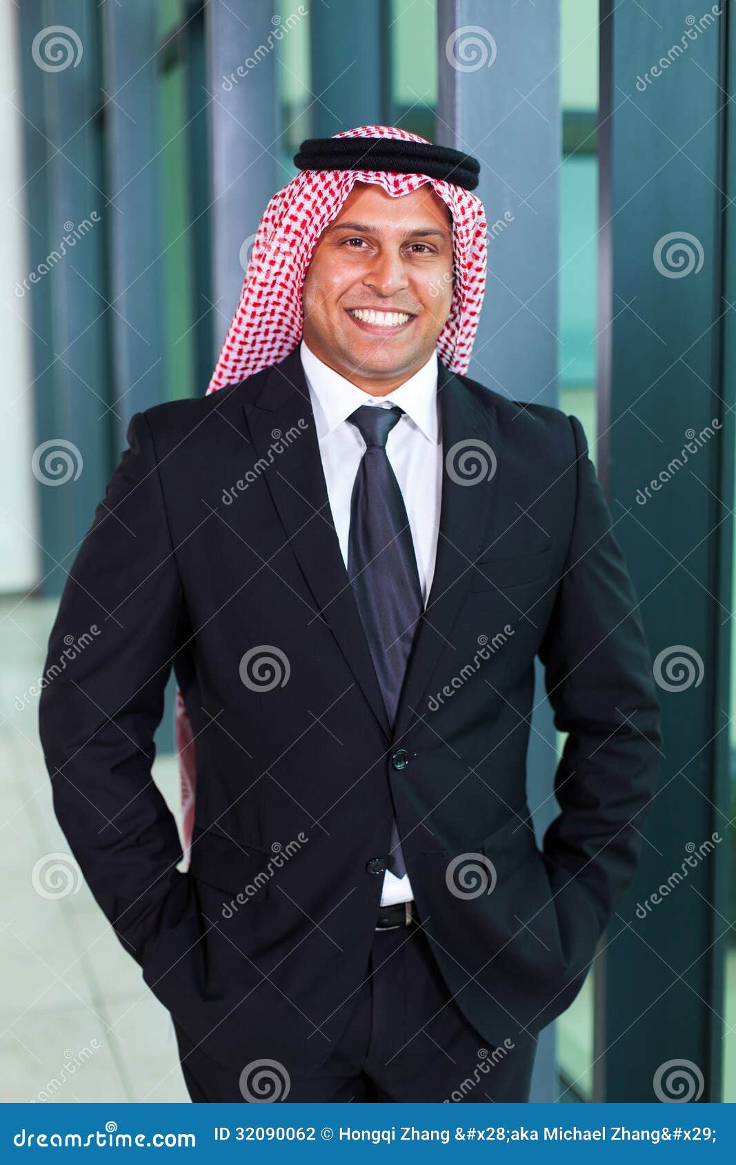 Homme d'affaires arabe photo stock. Image du bureau, heureux - 32090062