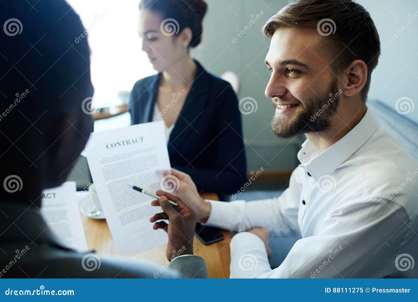 Homme D'affaires De Sourire Explaining Contract Image stock - Image du ...