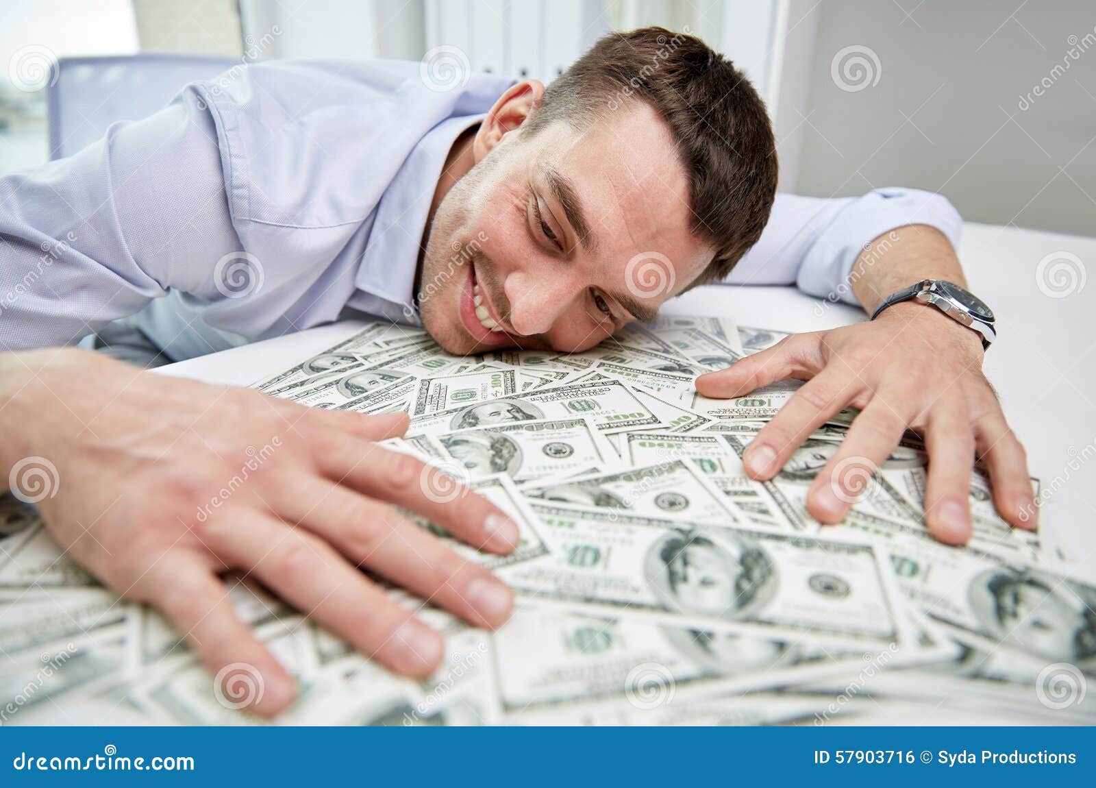 Homme D'affaires Heureux Avec Le Tas De L'argent Dans Le Bureau Photo ... Homme D'affaires Heureux Avec Le Tas De L'argent Dans Le Bureau Photo ...