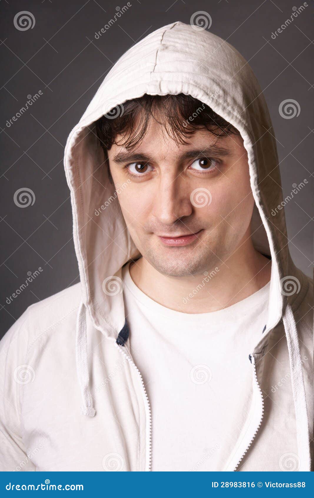 Homme dans le capot photo stock. Image du tête, santé - 28983816