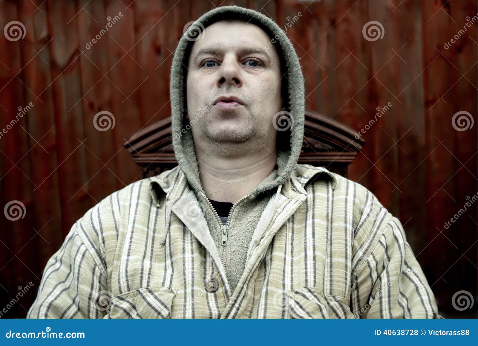 Homme dans le capot photo stock. Image du capot, blanc - 40638728