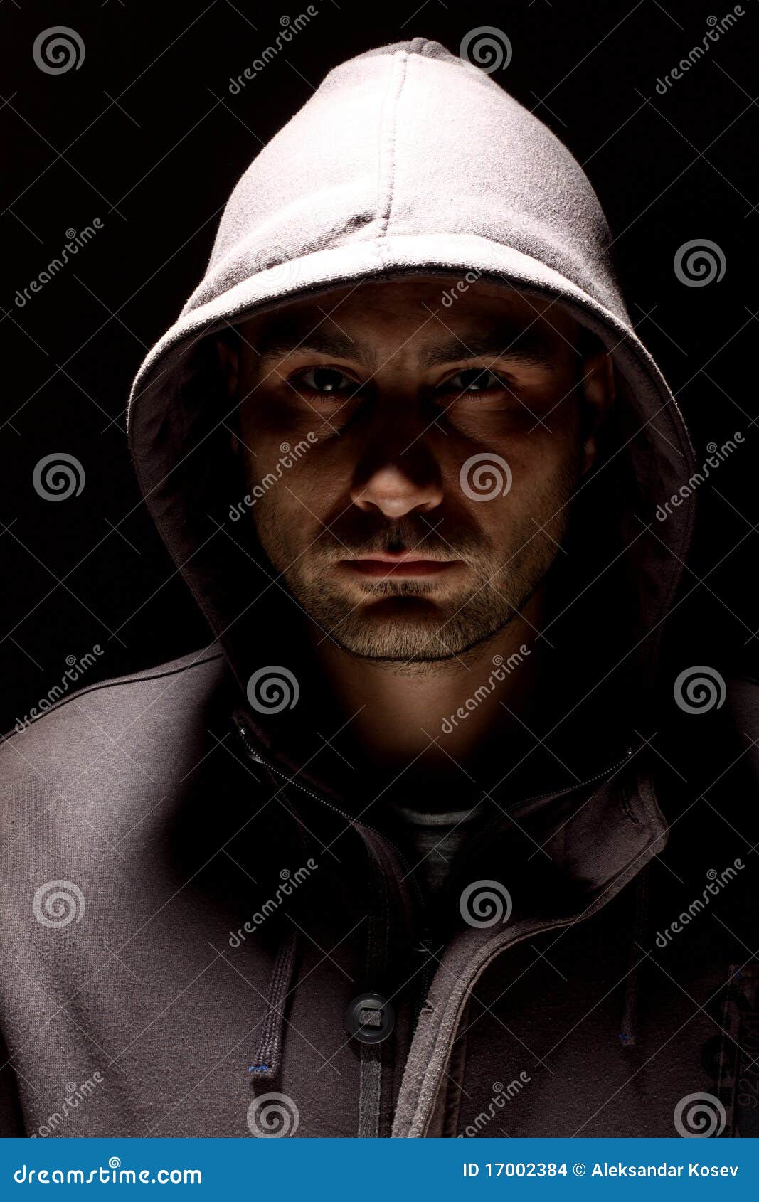 Homme dans un capot photo stock. Image du mauvais, foncé - 17002384