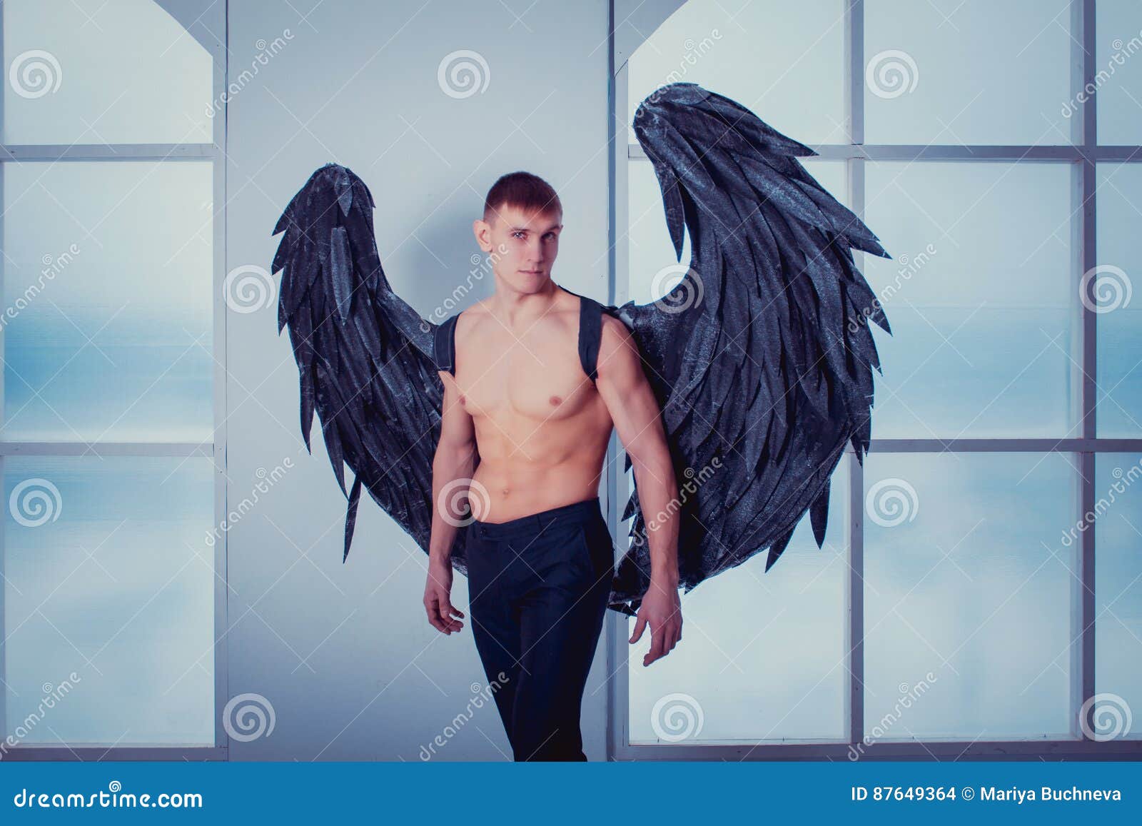 Homme De Cthe Avec Des Ailes D'ange Photo stock - Image of noir, ailes ...