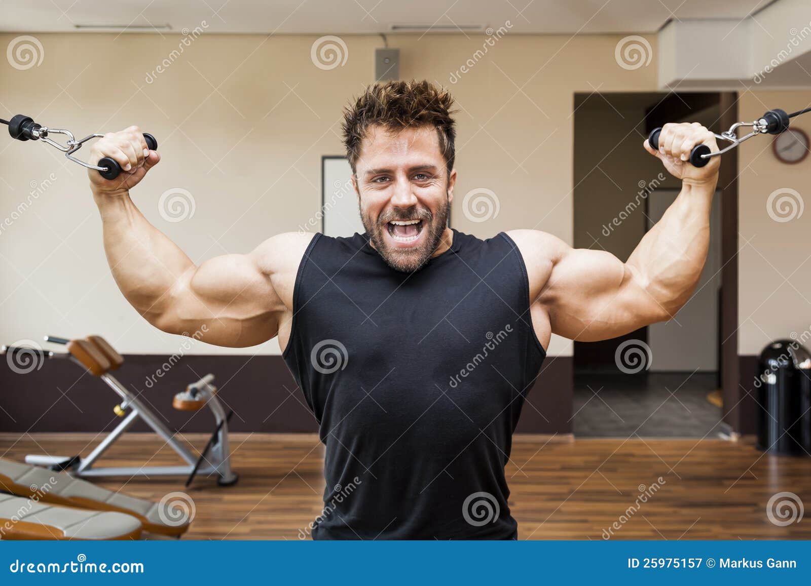Homme de culturisme image stock. Image du biceps, levage - 25975157