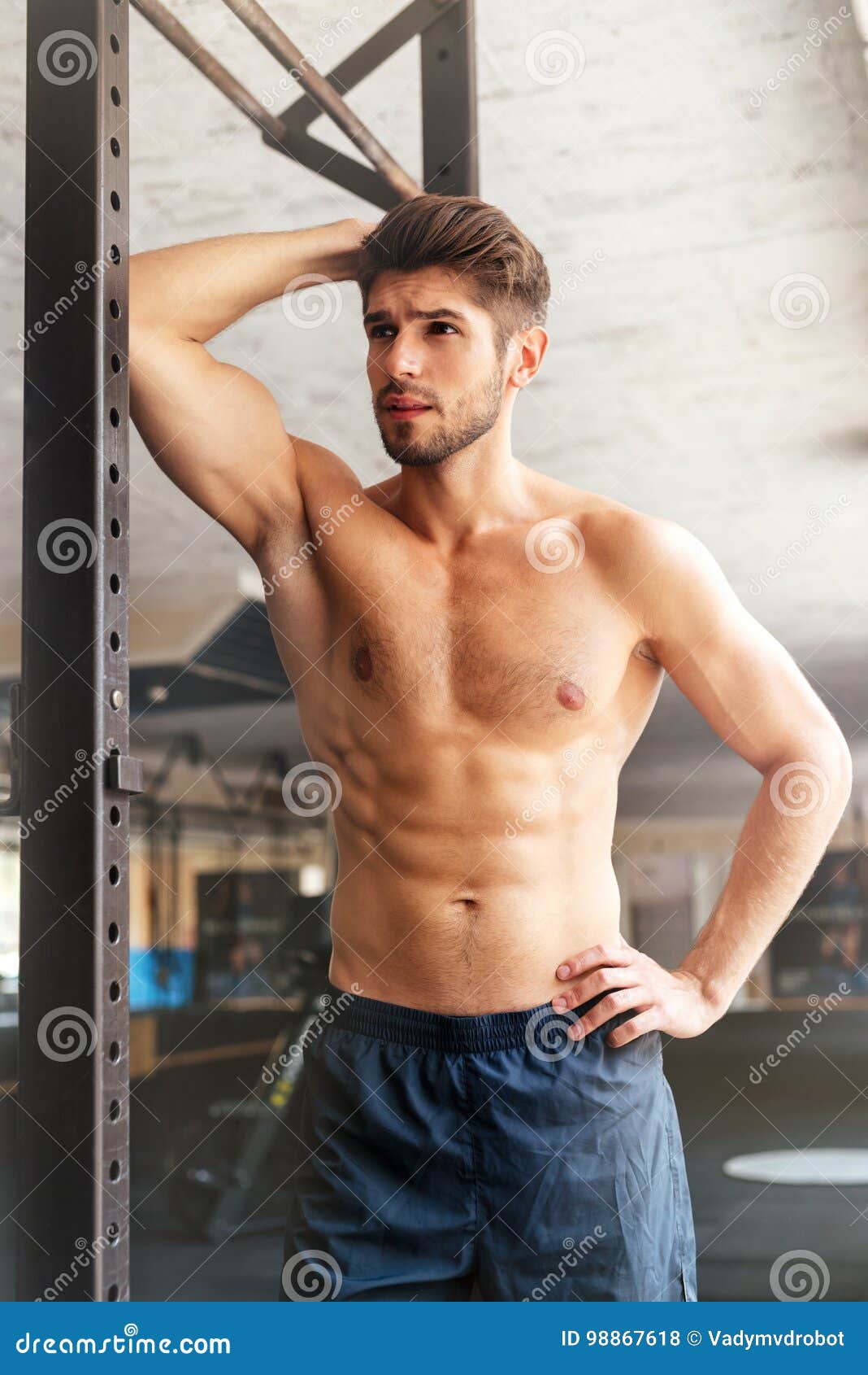 Homme De Forme Physique De Mode Dans Le Gymnase Photo stock - Image du ...
