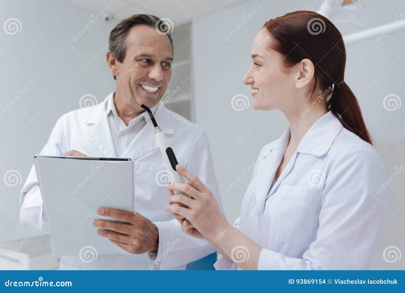 Homme De Sourire Faisant Les Notes Importantes Photo stock - Image du ...