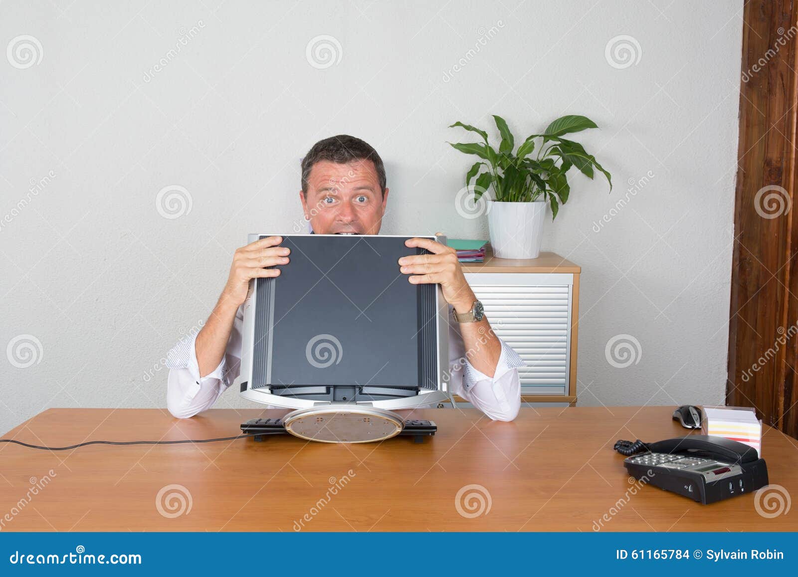 Homme Derrière Son Ordinateur Photo stock - Image du ordinateur ...