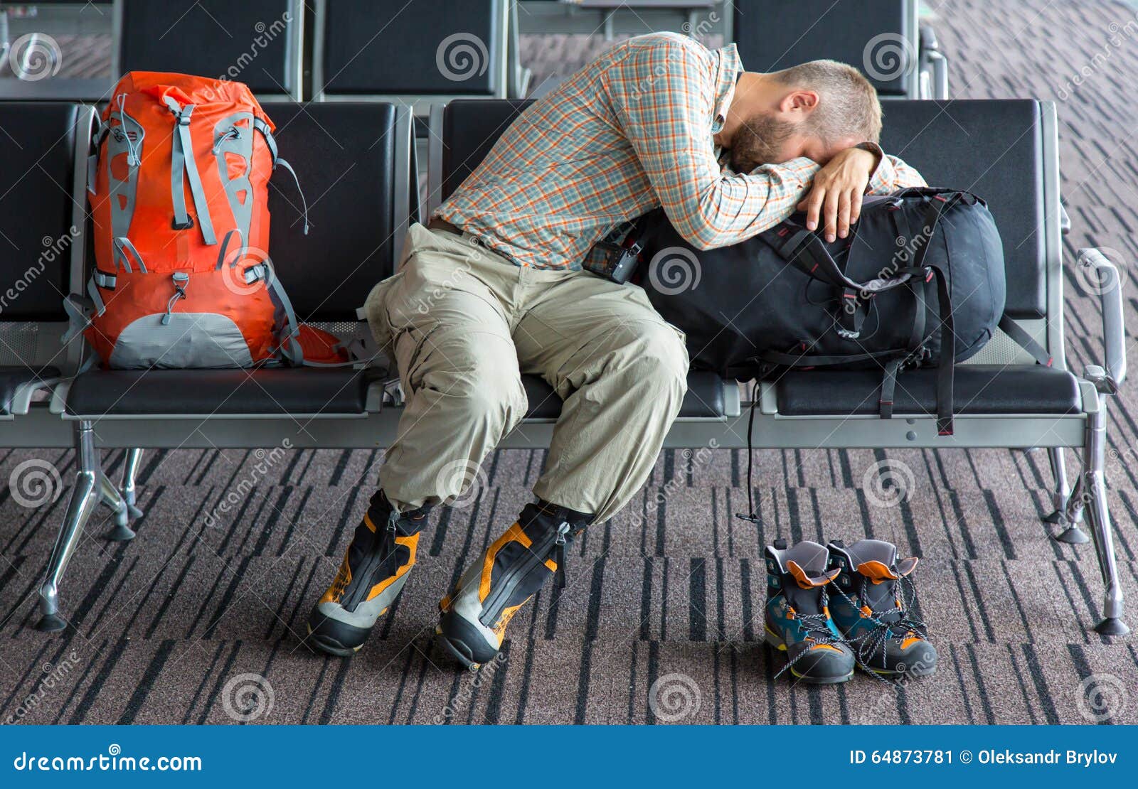 Homme Difficile De Voyage Dormant Sur Son Bagage Image stock - Image du ...