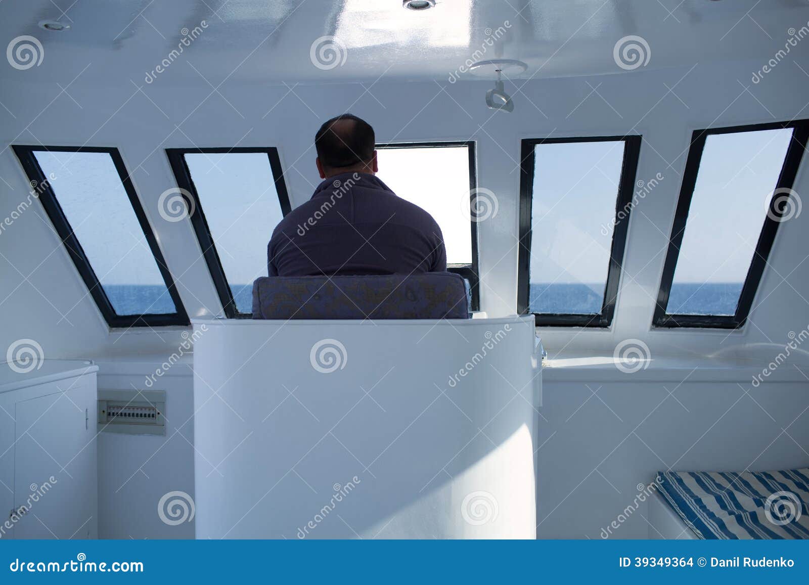 Homme dirigeant un bateau photo stock. Image du marin - 39349364
