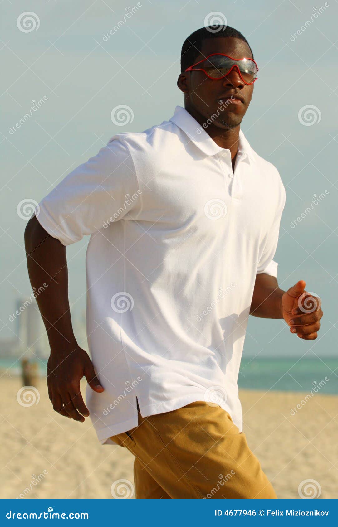 Homme en position courante photo stock. Image du attrayant - 4677946