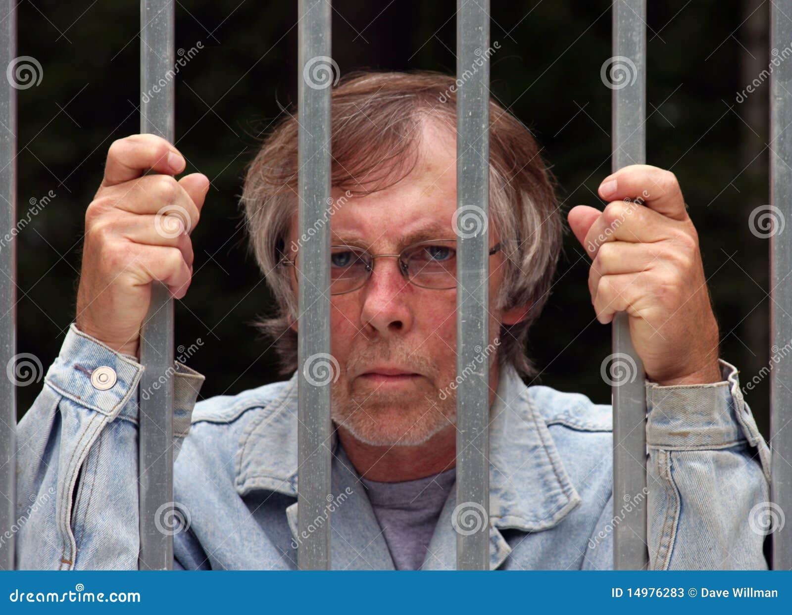 Homme en prison image stock. Image du punition, regard - 14976283