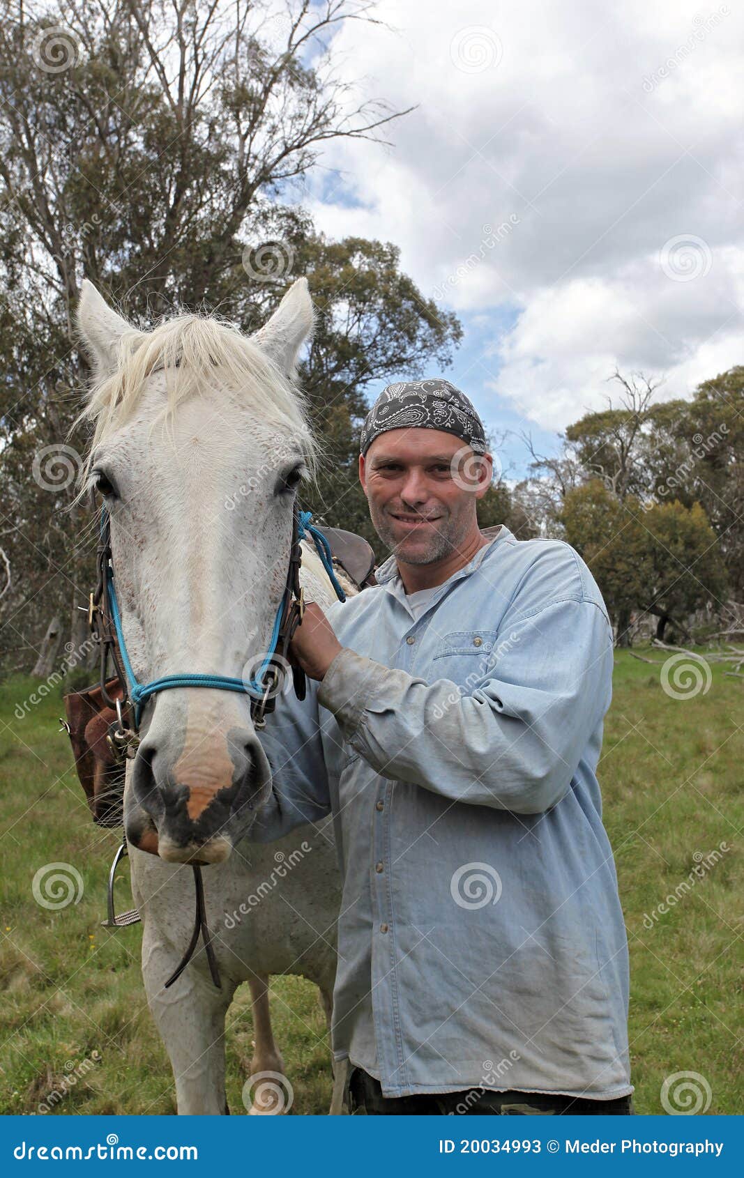 Homme et cheval image stock. Image du galop, masculin - 20034993