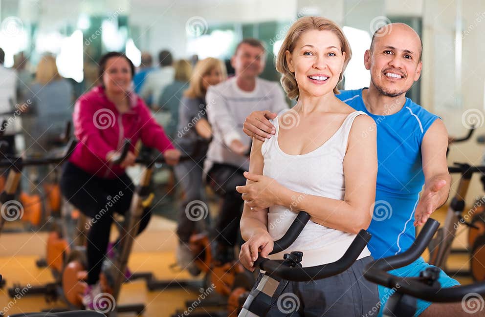 Homme Et Femme Posant Dans Une Salle De Sport Et Un Sourire Image stock ... Homme Et Femme Posant Dans Une Salle De Sport Et Un Sourire Image stock ...