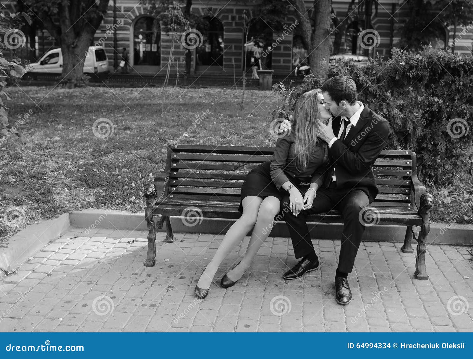 Homme Et Femme Sasseyant Sur Un Banc Photo Stock Image Du Jour