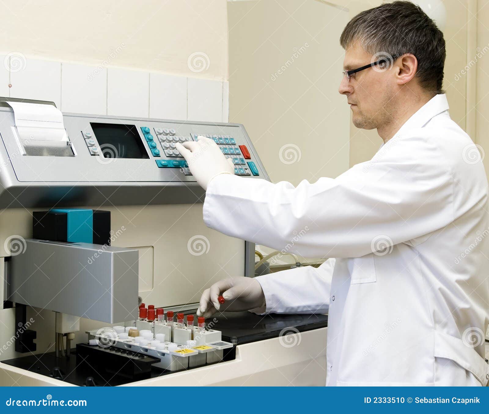 Homme Et Machine De Laboratoire Photo stock - Image du instrument ...