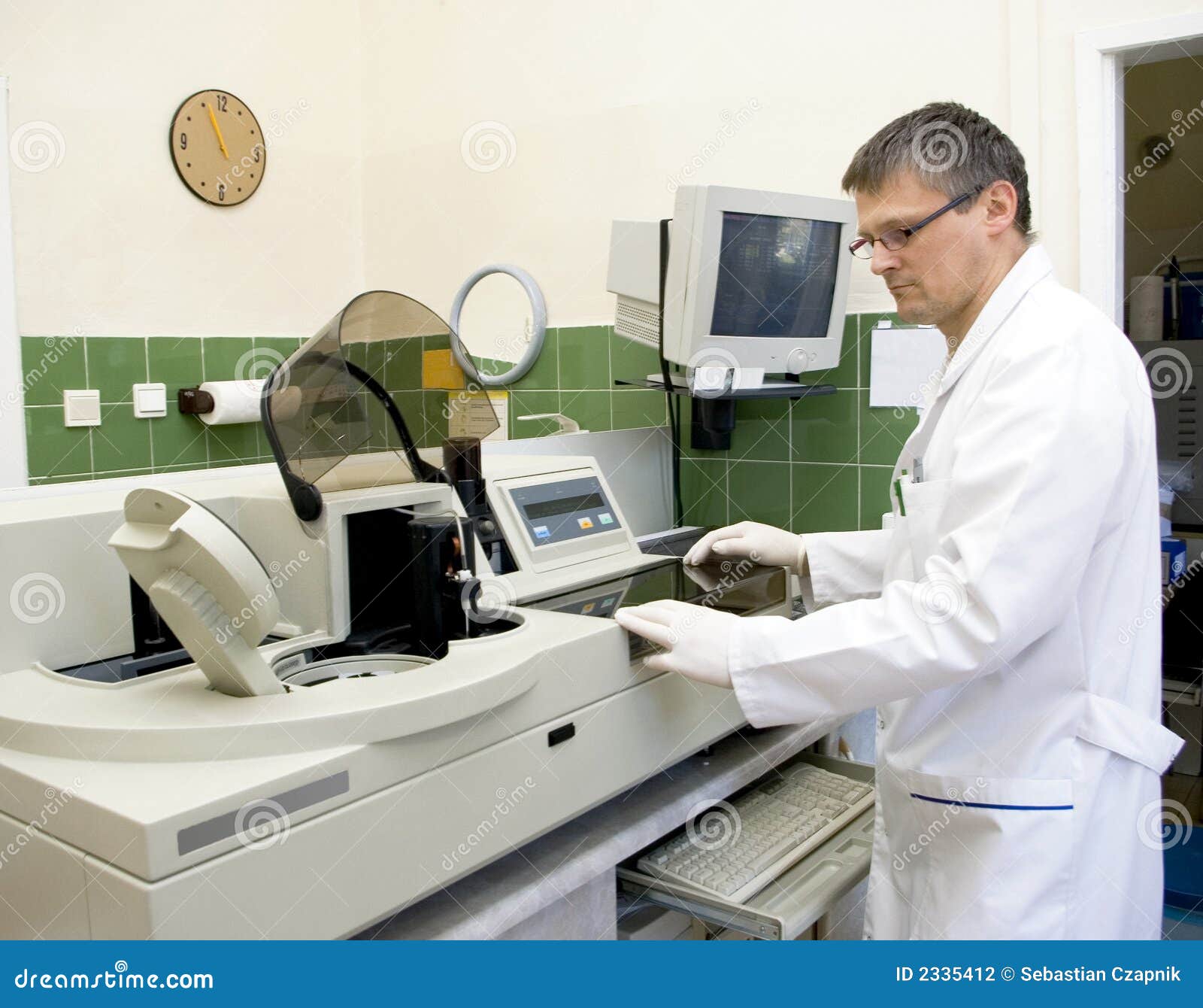 Homme Et Machine De Laboratoire Photo stock - Image du détail, analysez ...