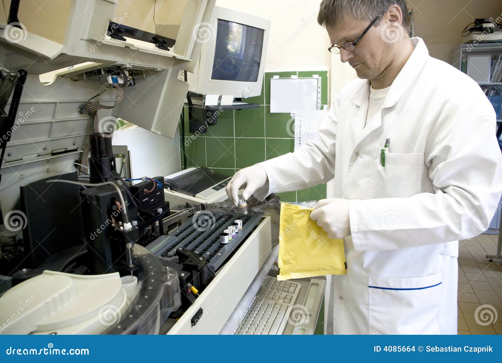 Homme Et Machine De Laboratoire Photo stock - Image du hôpital ...