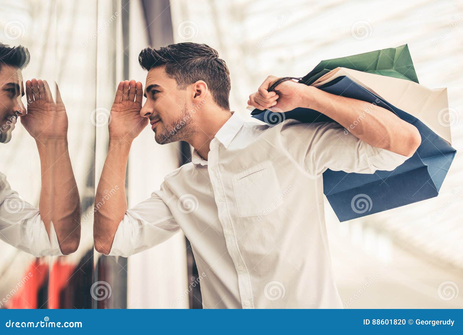 Homme faisant des achats photo stock. Image du heureux - 88601820