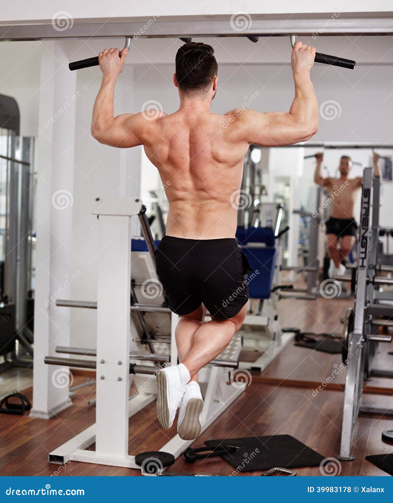 Homme faisant traction-UPS photo stock. Image du musculaire - 39983178