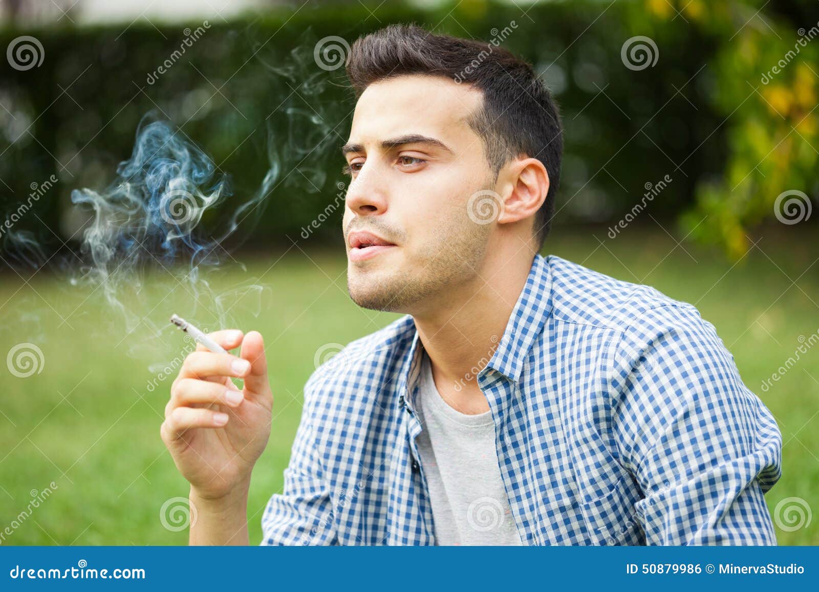 Homme fumant une cigarette photo stock. Image of tabac - 50879986