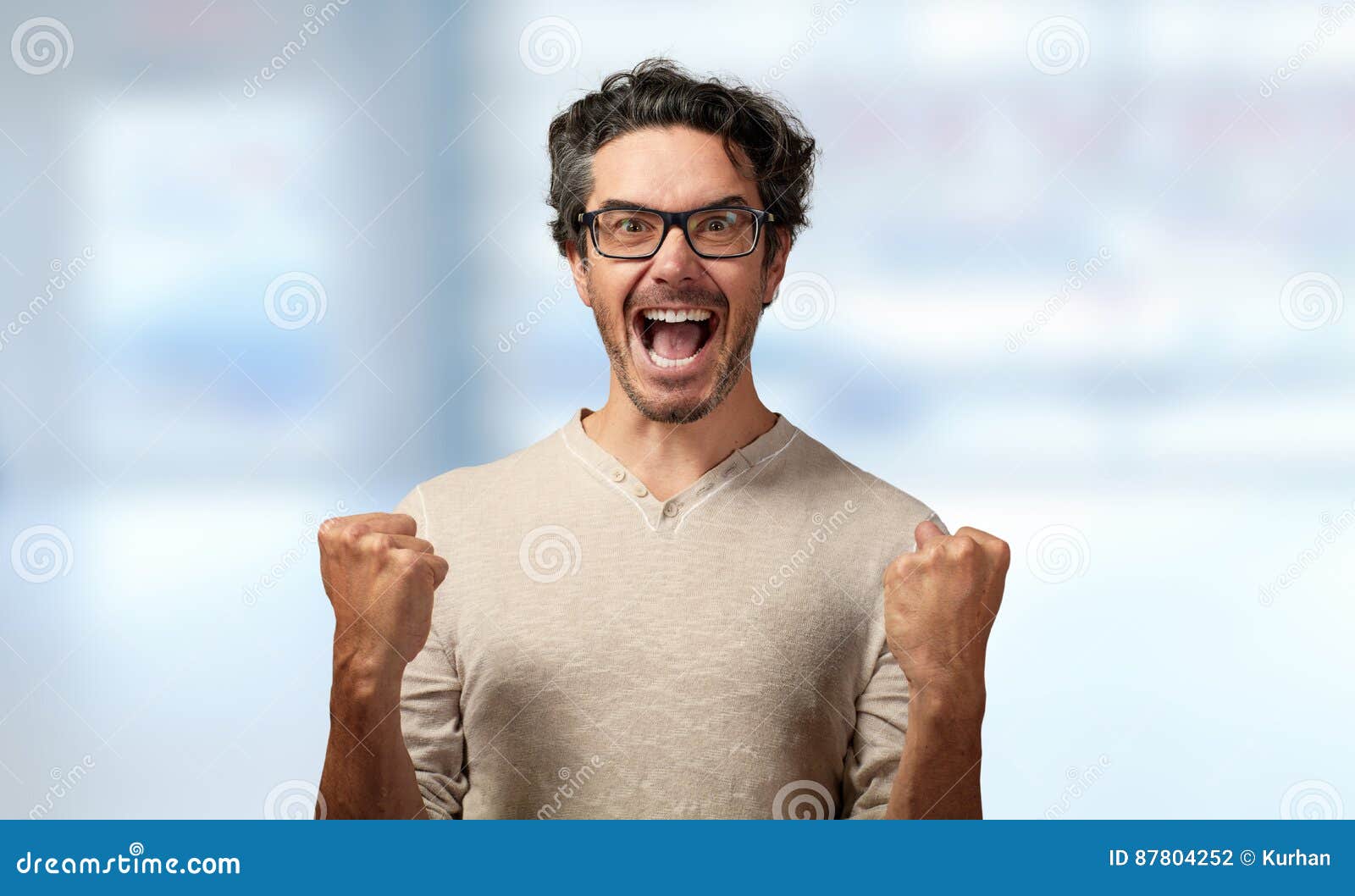 Homme heureux photo stock. Image du geste, émotions, glaces - 87804252