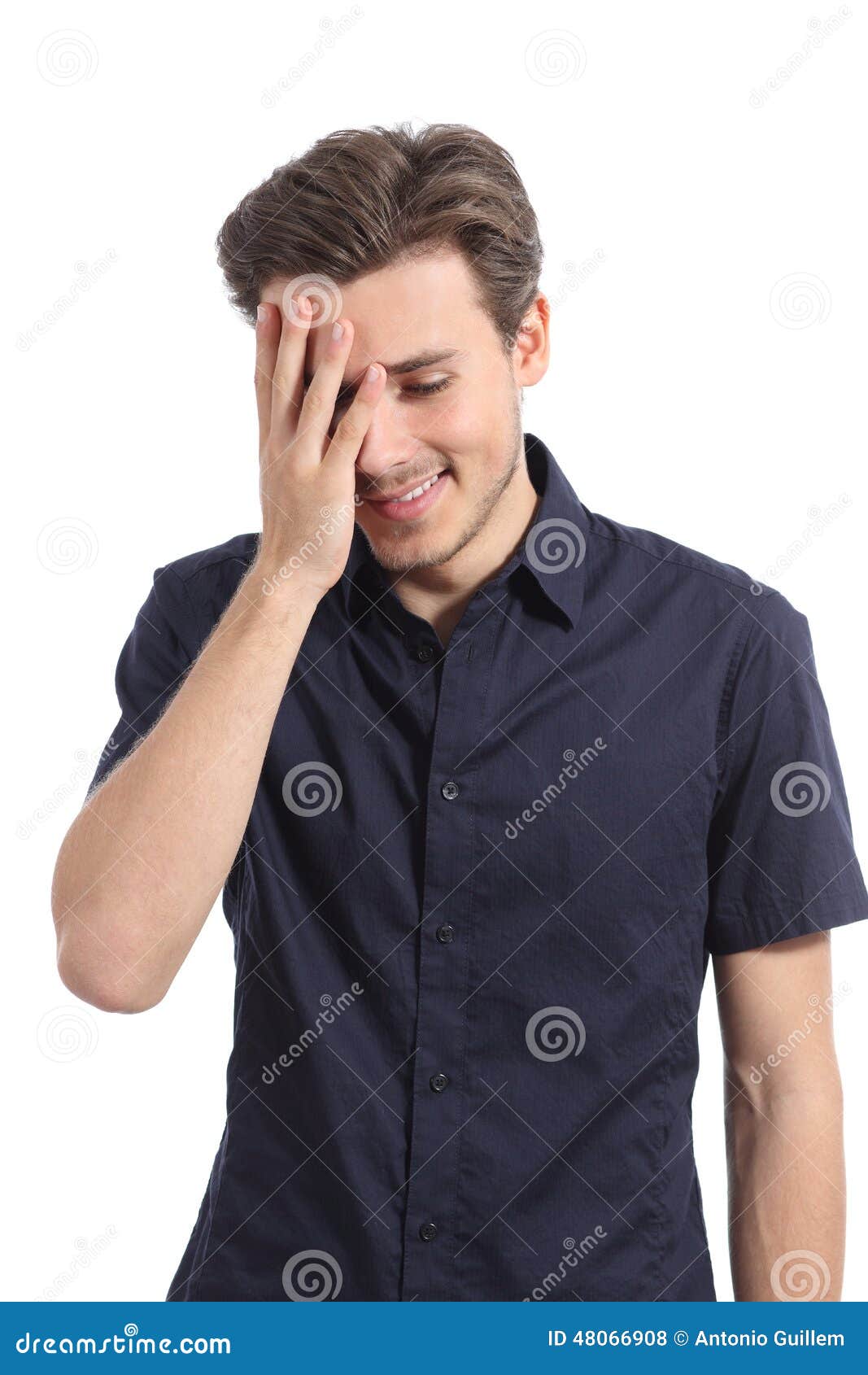 Homme Honteux Souriant Couvrant Son Visage De Main Photo stock - Image ...