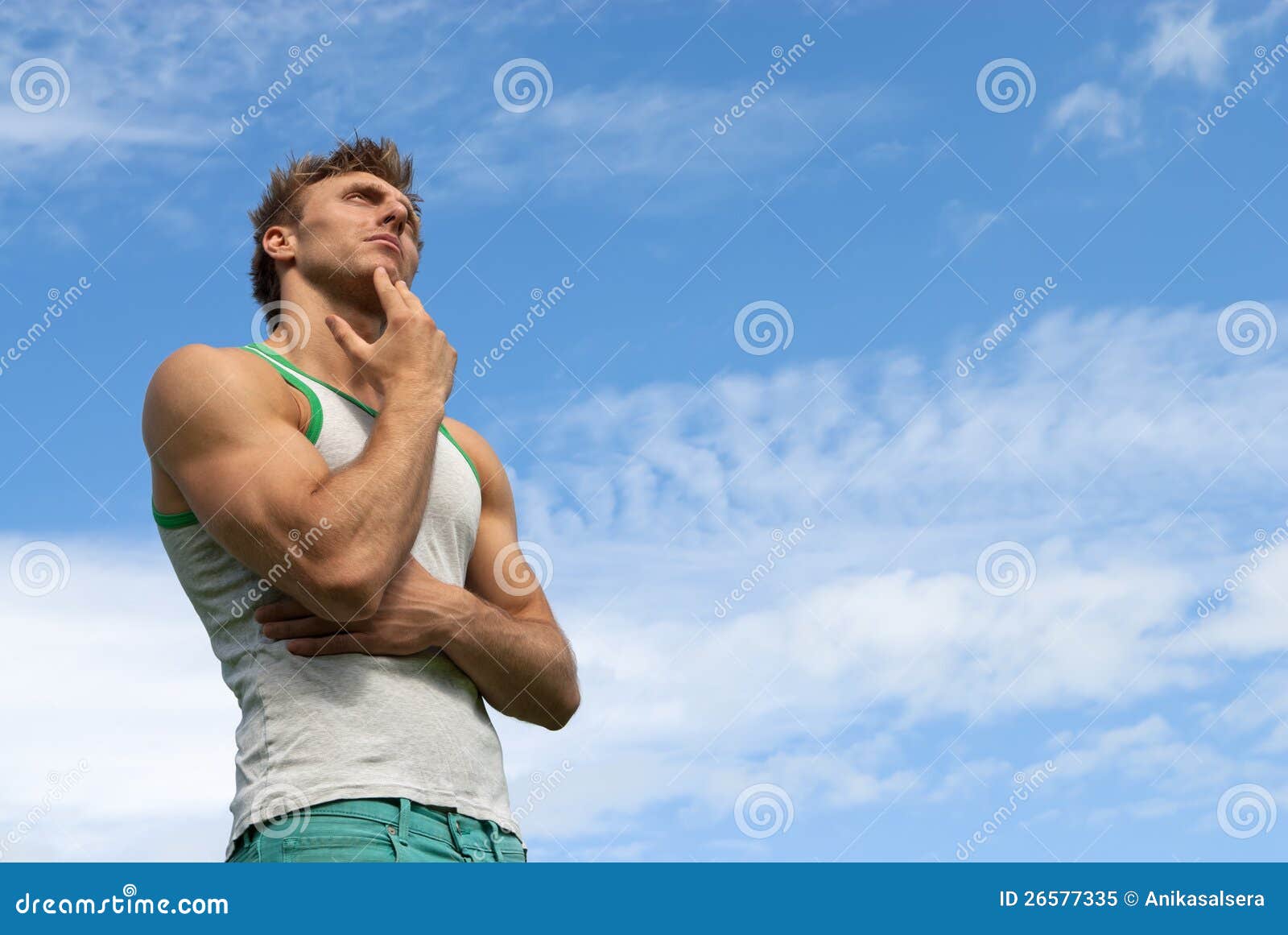 Homme intense pensif image stock. Image du vert, nuageux - 26577335