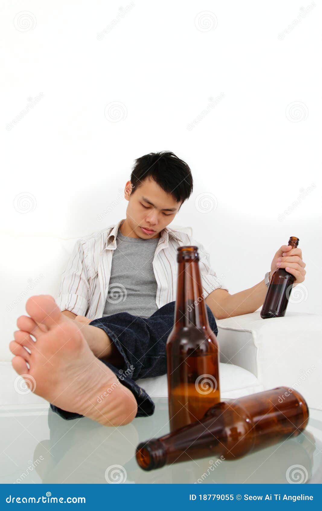 Homme ivre image stock. Image du jeune, substance, maison - 18779055
