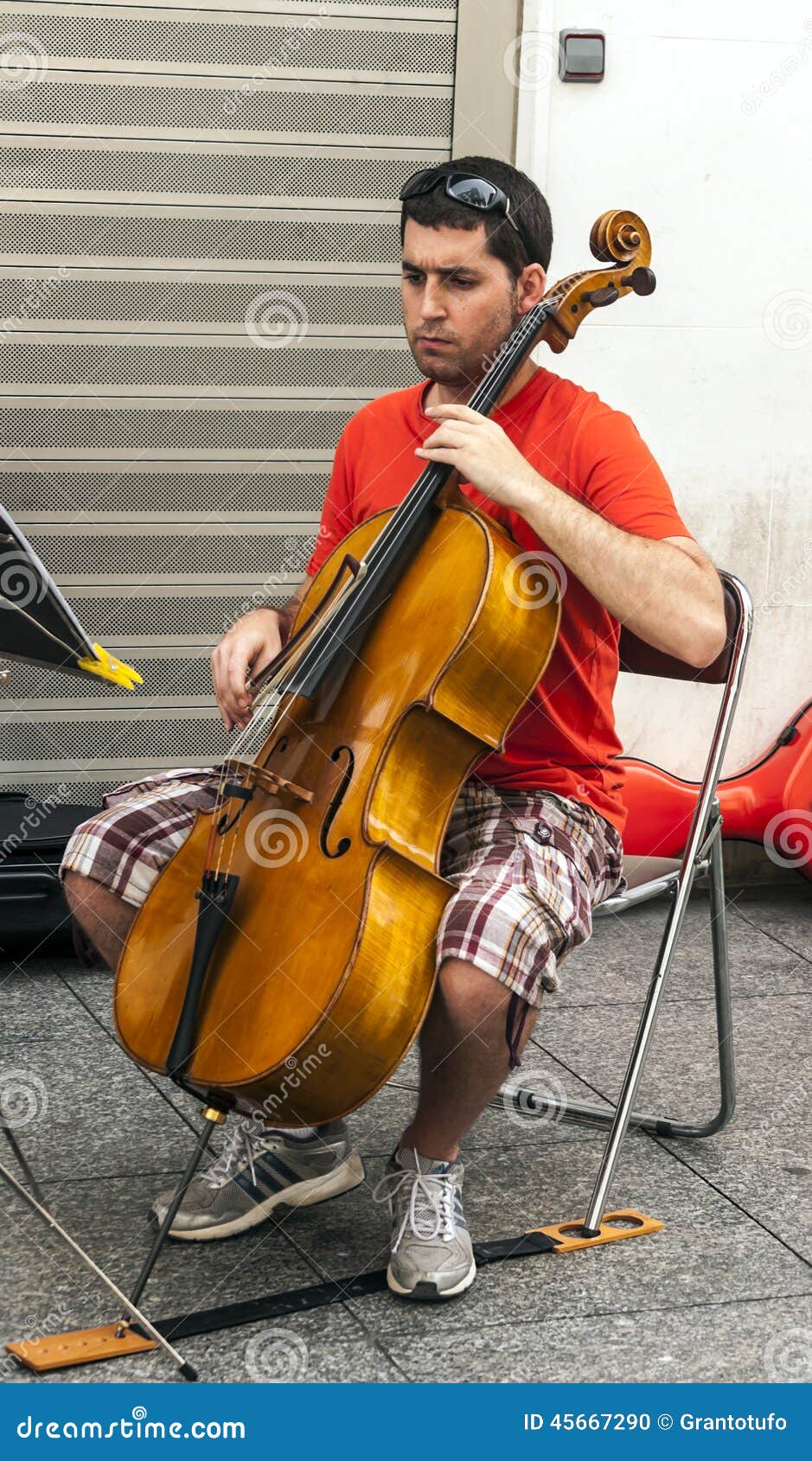 Homme Jouant Le Violoncelle Image éditorial - Image du masculin, paix ...
