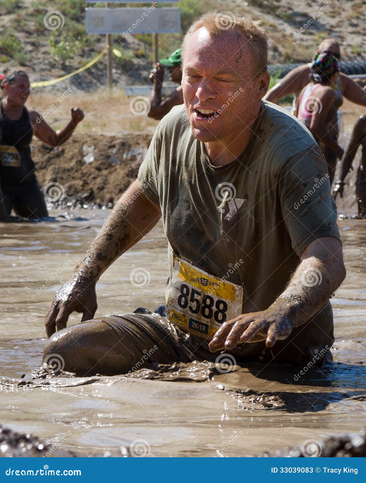 Homme luttant par la boue photo stock éditorial. Image du exercice ...