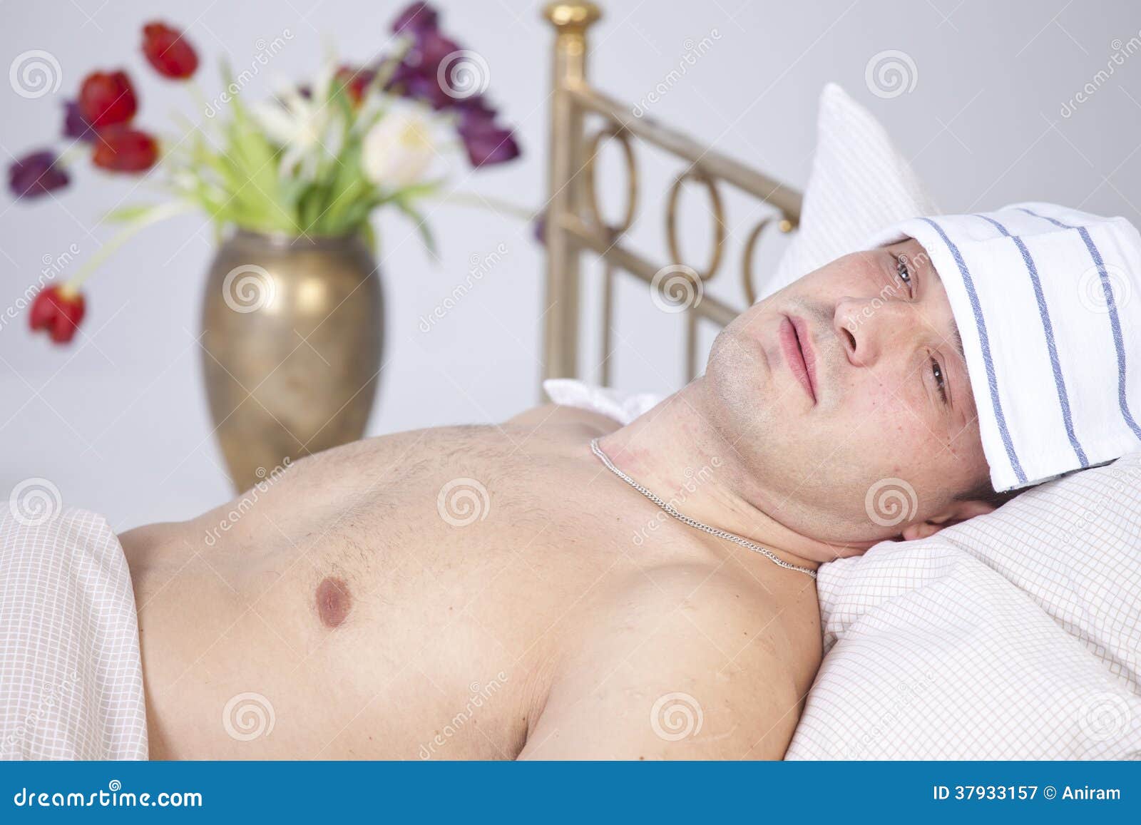 Homme malade image stock. Image du attrayant, fièvre - 37933157