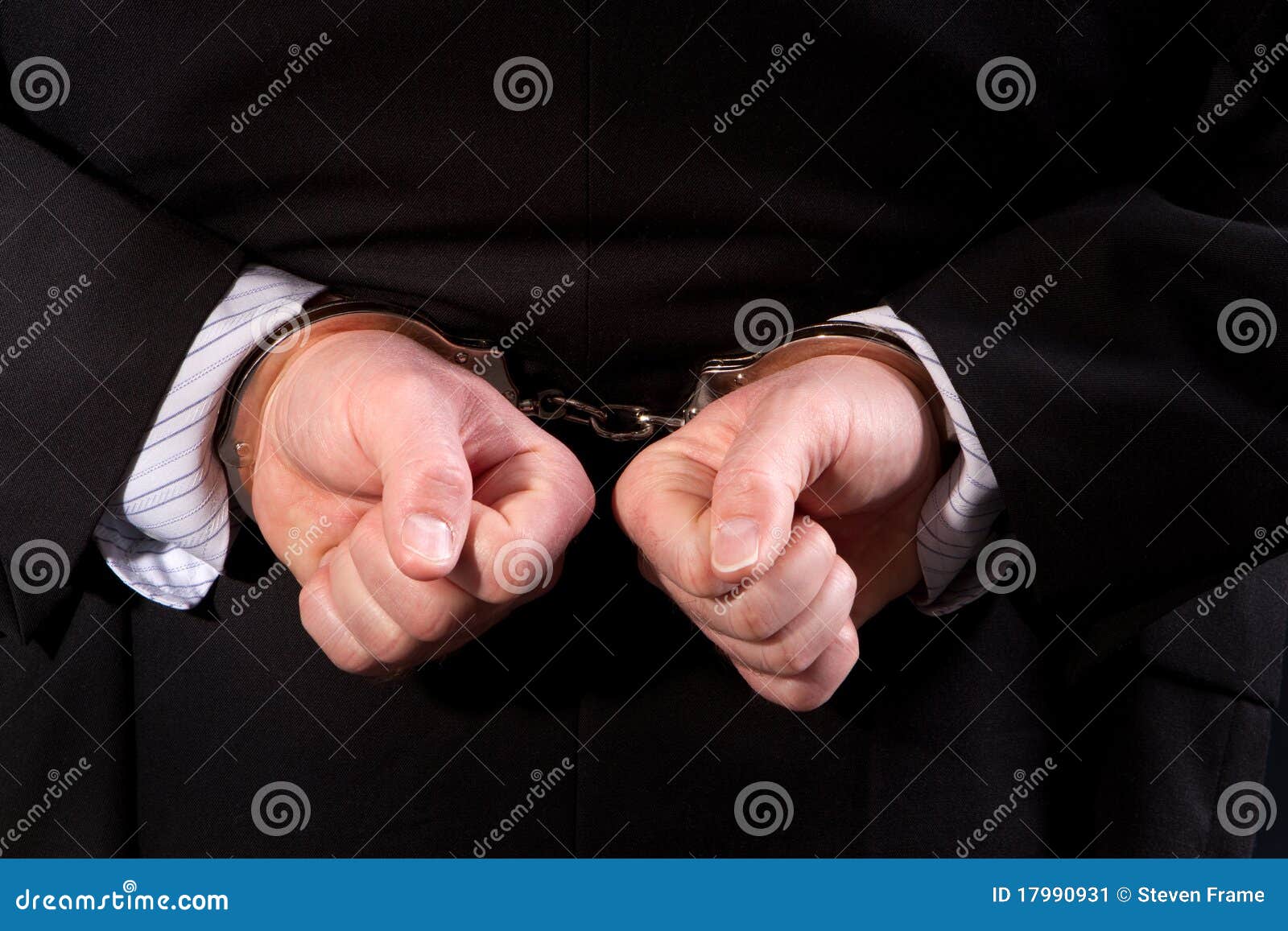 Homme menotté image stock. Image du menotté, meurtrier - 17990931