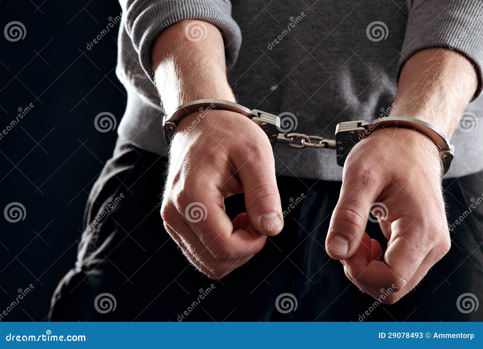 Homme menotté image stock. Image du crime, métal, blocage - 29078493